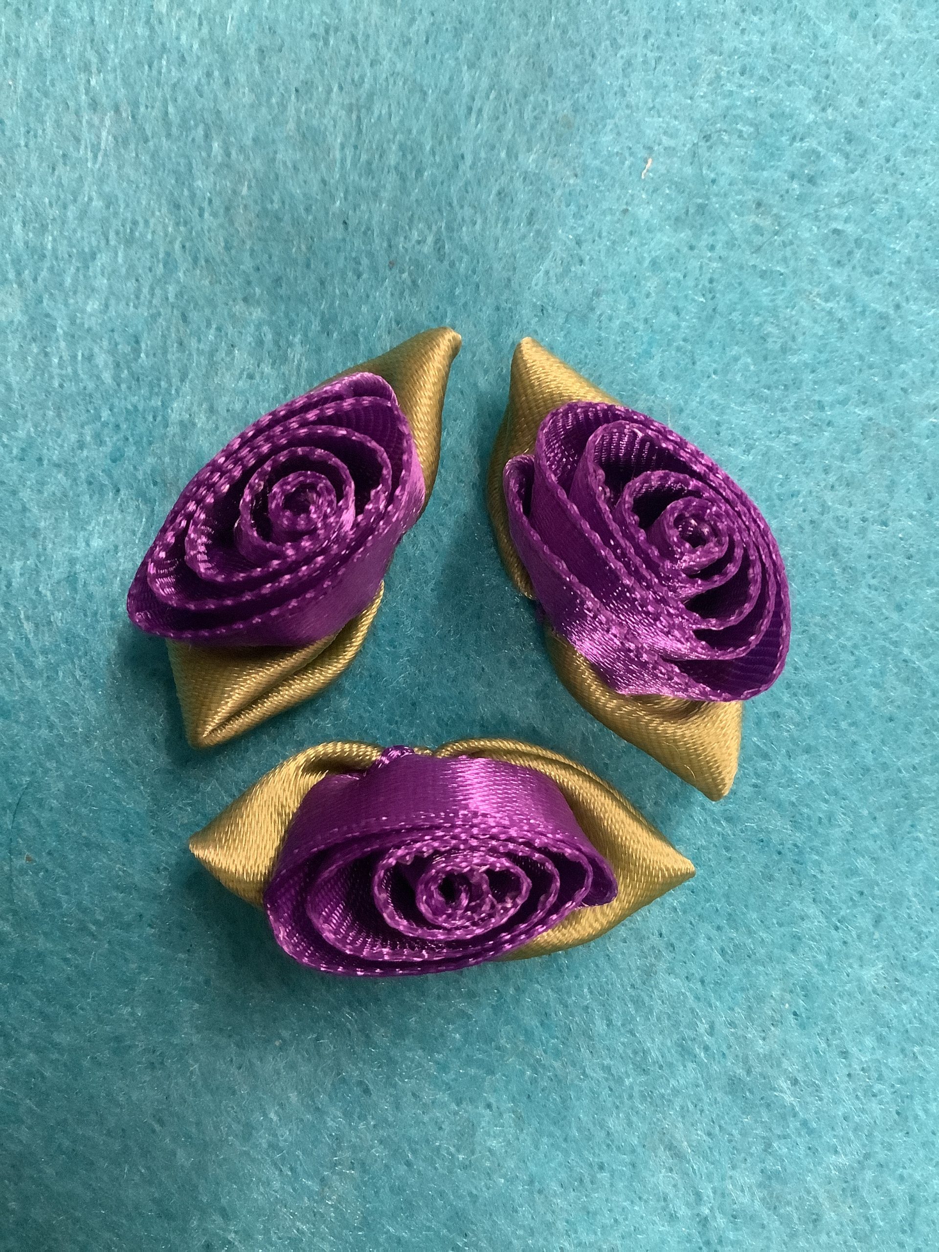 Mauve Ribbon Flower with Green Leaves (RF39) - The Dropped Stitch
